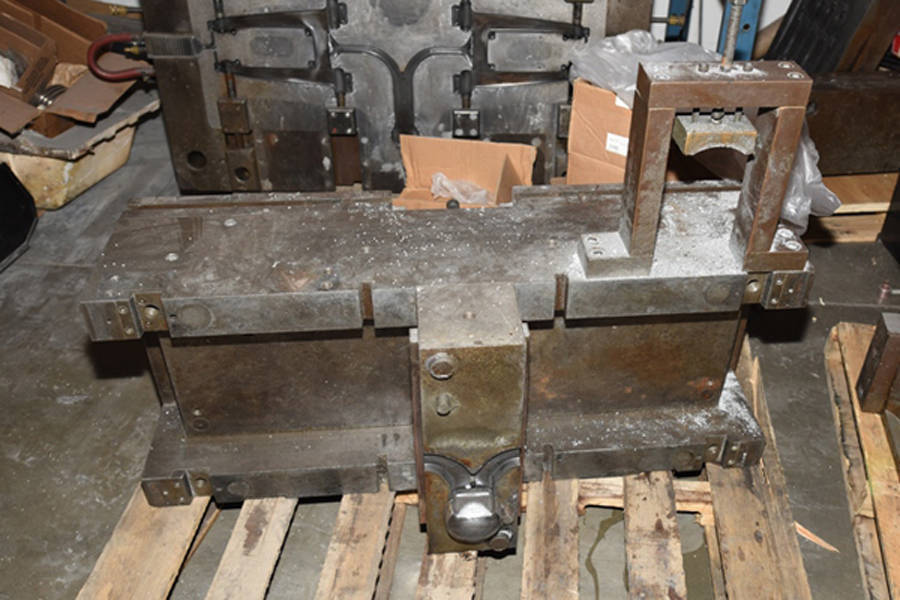 Picture of DME Heavy Duty, Double Unit, Cold Chamber Aluminum master ...