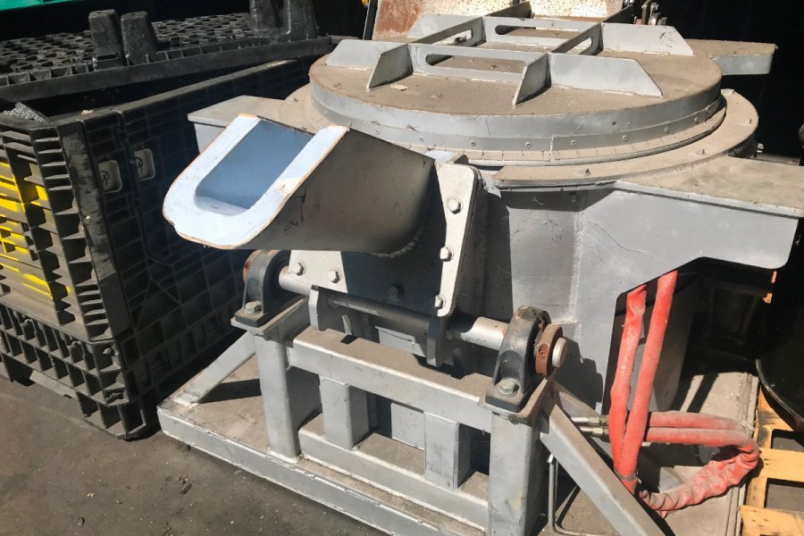 Picture of Pyrotek Power Roll-Over Transfer Ladle - Forklift Type Bull ...